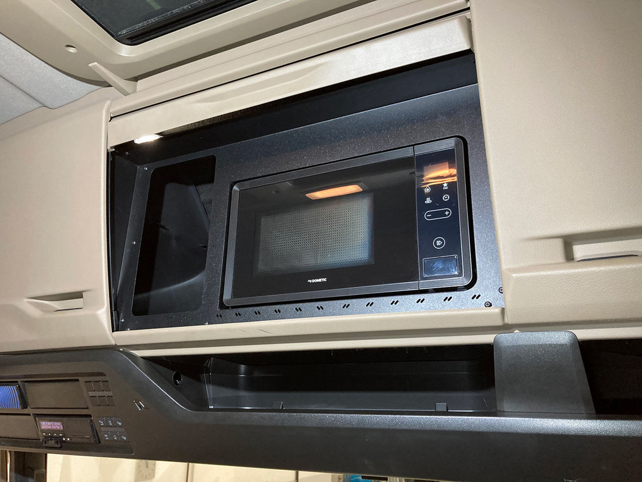 Microwave with installation frame | MAN