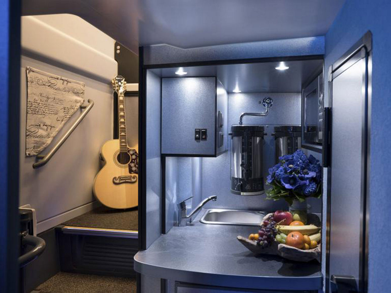 NEOPLAN Individual: the Happyday Nightliner on tour