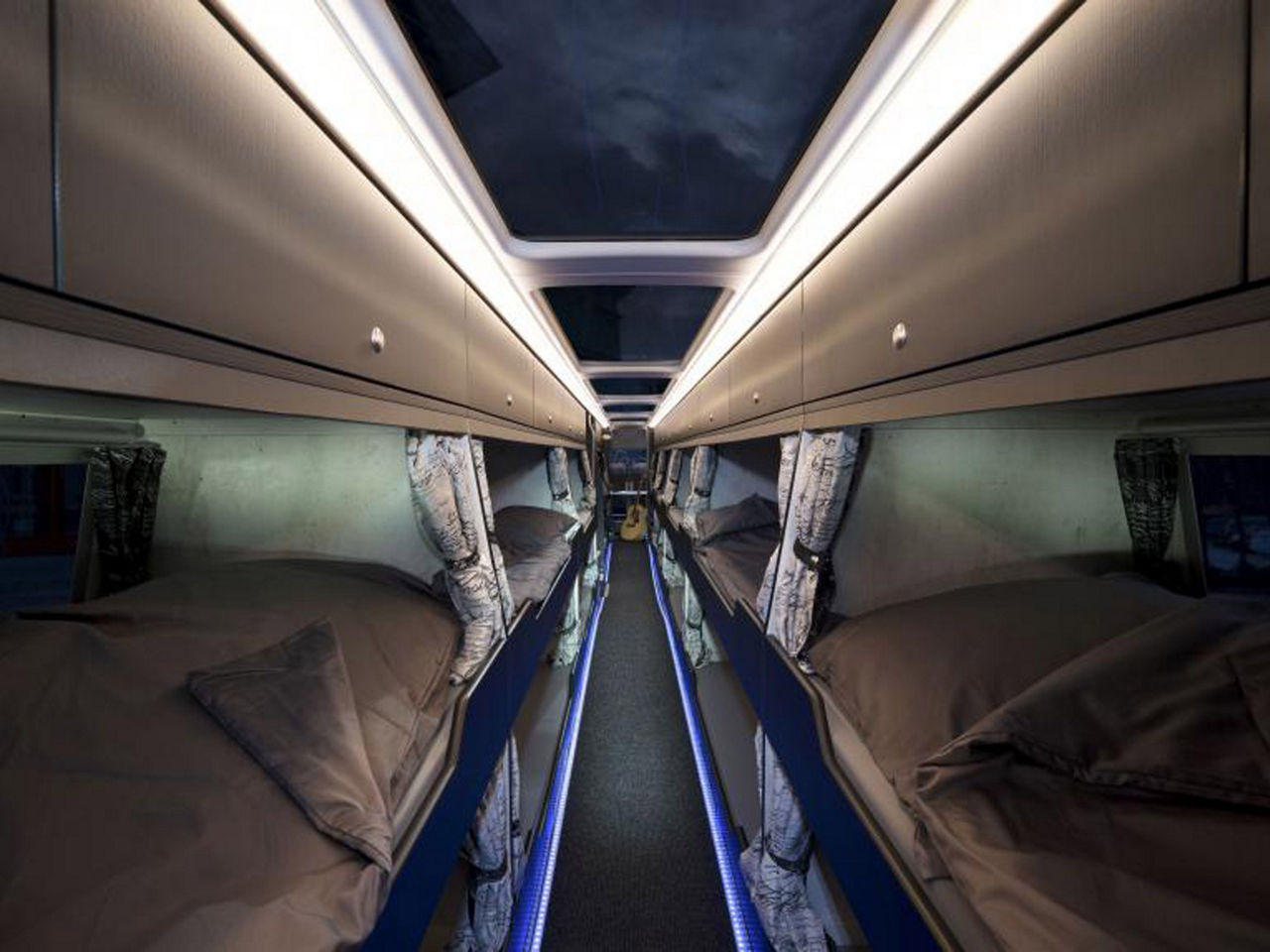 NEOPLAN Individual: the Happyday Nightliner on tour