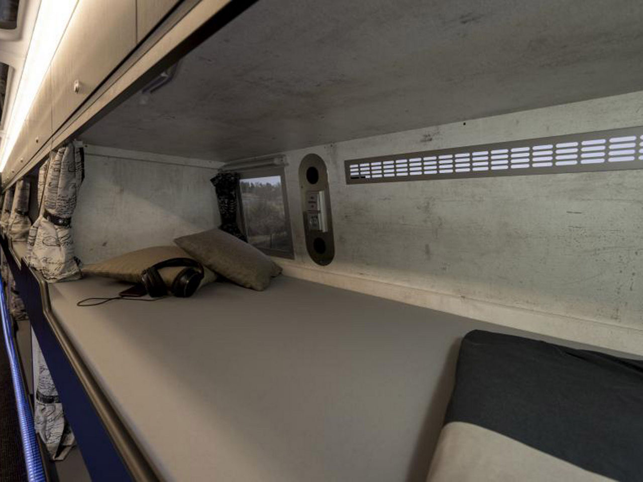 NEOPLAN Individual: the Happyday Nightliner on tour