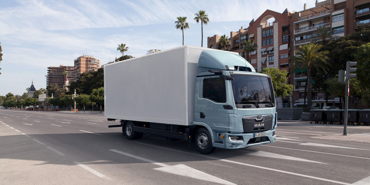The new MAN eTGL: Compact distribution eTruck | MAN