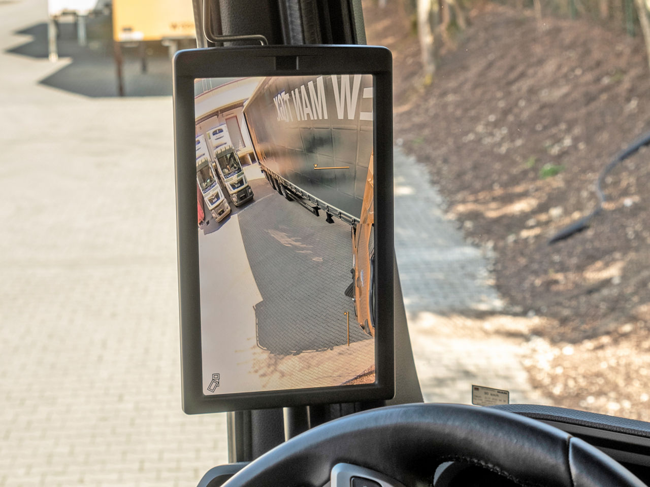 Digital mirror replacement system: MAN OptiView