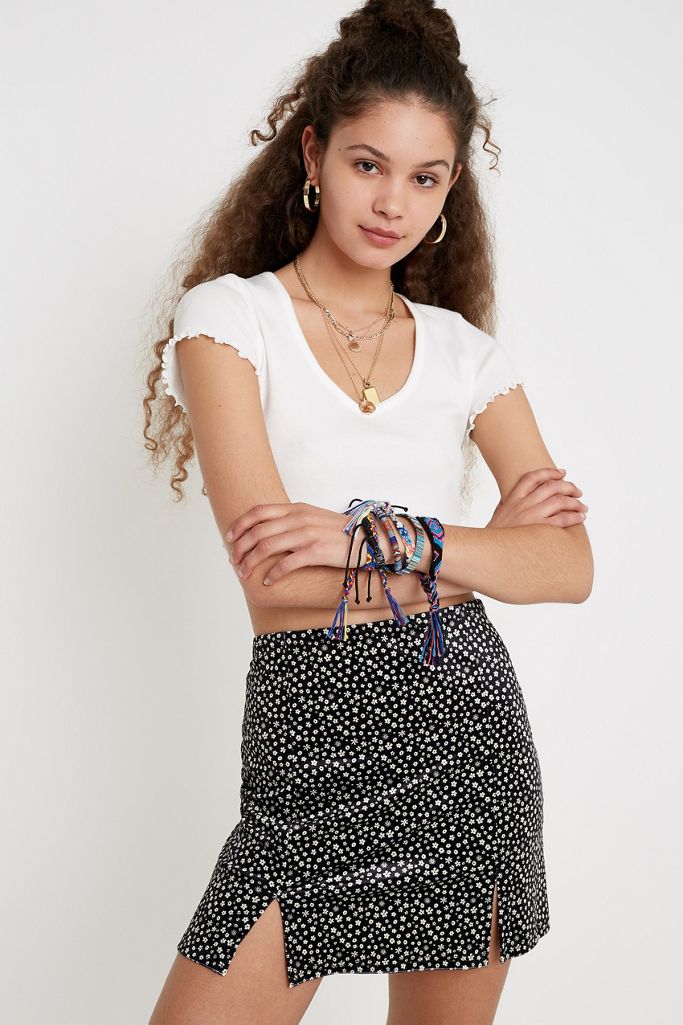 Urban Outfitters – Ultrakurzer Minirock aus Samt mit Print | Urban ...