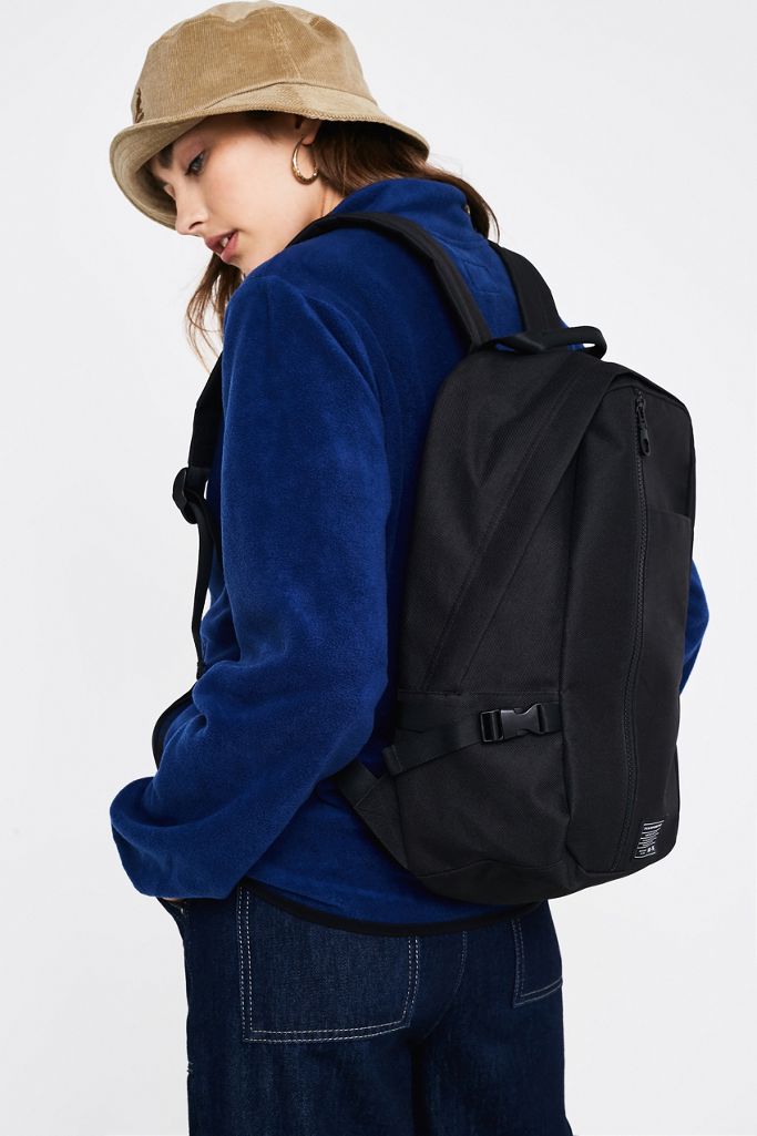 Urban Outfitters – Quadratischer Rucksack | Urban Outfitters DE