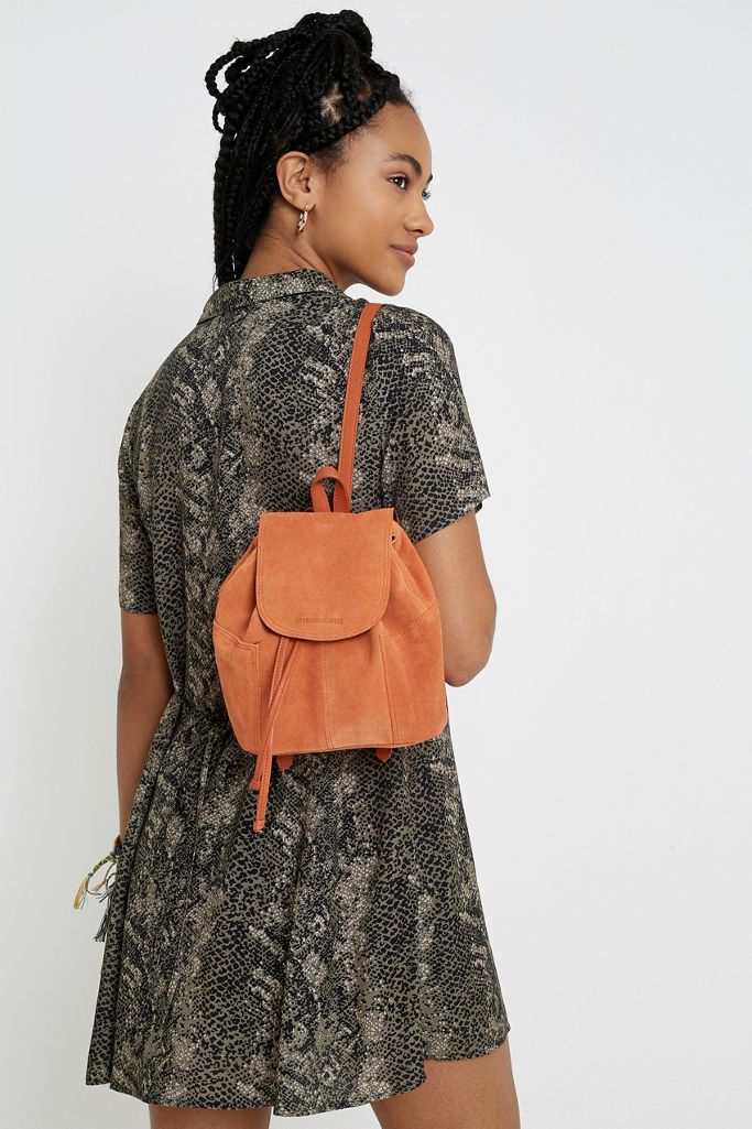 Urban Outfitters – Mini-Rucksack aus Wildleder | Urban Outfitters DE