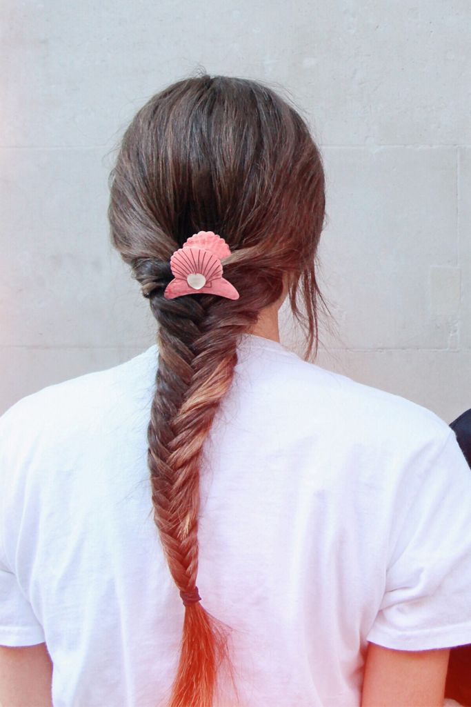 Margherita Delphine Pink Pearl Shell Hair Clip | Urban Outfitters UK