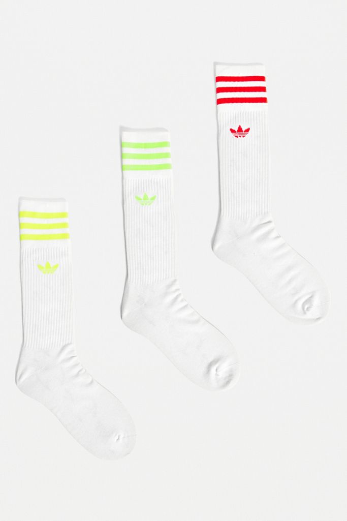 adidas - Lot de 3 paires de chaussettes fluo | Urban Outfitters FR