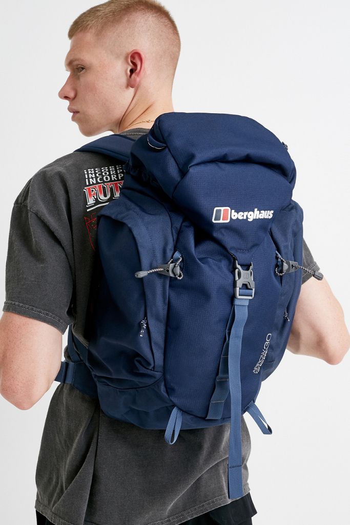 Berghaus – Rucksack „Arrow 30“ in Marineblau | Urban Outfitters DE
