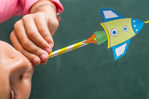 DIY-Raketen aus Strohhalmen zum Schulstart | Hofer