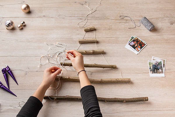 DIY Wand-Christbaum mit Erinnerungswert | HOFER