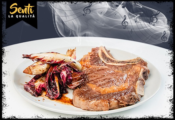 Costata di scottona alla griglia con vinaigrette di aglio nero e radicchio