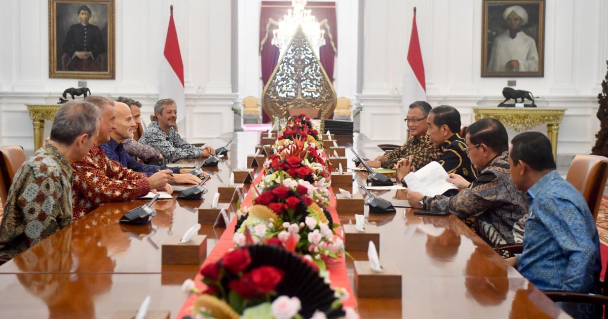 The President of Indonesia Joko Widodo meets Eni CEO Claudio Descalzi