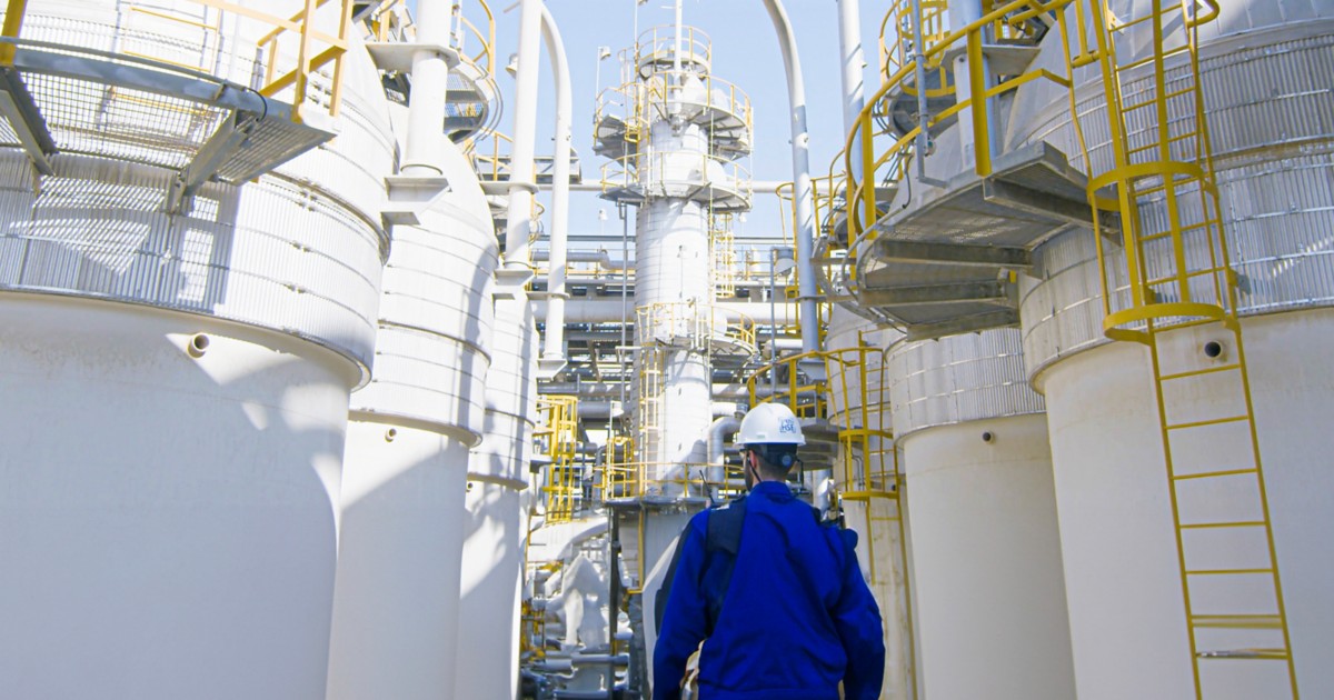 Ruwais: efficient refining in the United Arab Emirates | Eni