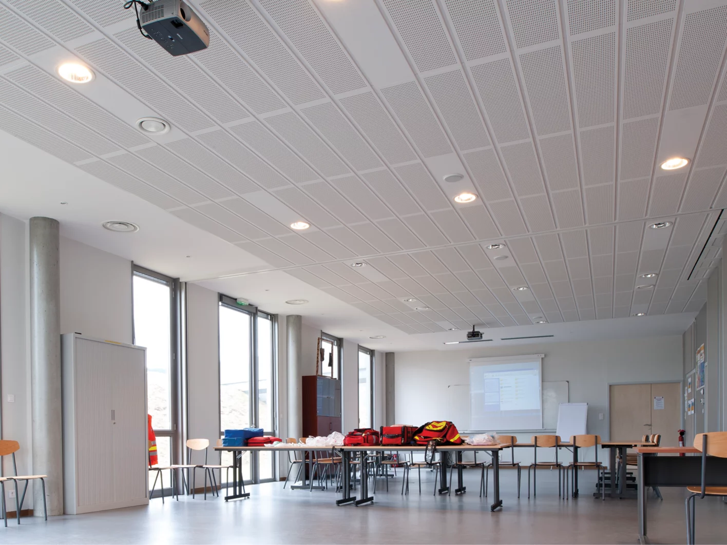 Cleaneo Akustik-Plattendecken: Lochungen und Designs im Vergleich | Knauf