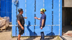 Bo-Hus monterer Knauf Weatherboard 365 vindspærre hos Sundskolen på Lolland