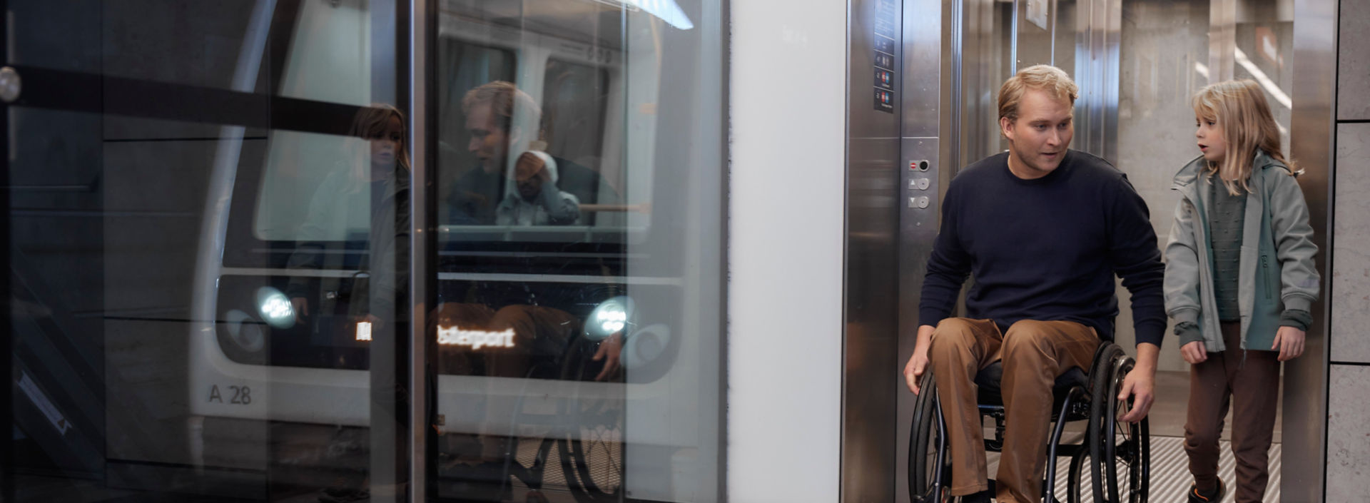 Ascenseur, escalator et porte automatique pour gares et aéroports ...