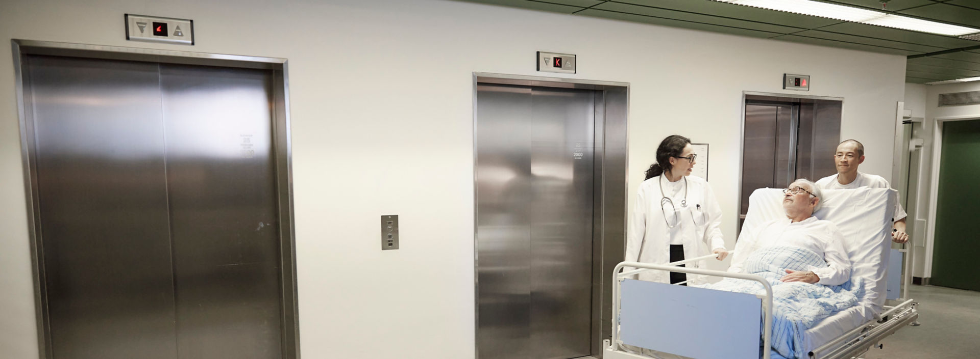 Ascenseur et porte automatique pour l’hôpital - KONE France