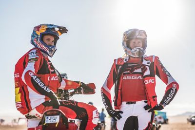 STRONG RIDES FROM SAM SUNDERLAND AND DANIEL SANDERS ON DAKAR RALLY ...