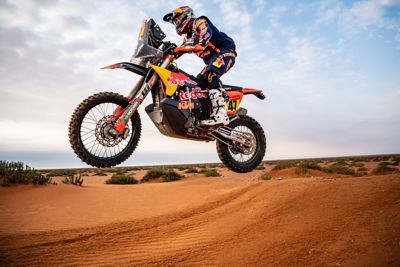 KEVIN BENAVIDES LEADS THE DAKAR RALLY AFTER STAGE 10 | KTM 中国