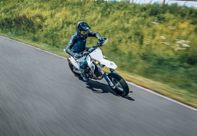 Husqvarna Motorcycles FS 450 available now | Husqvarna 日本
