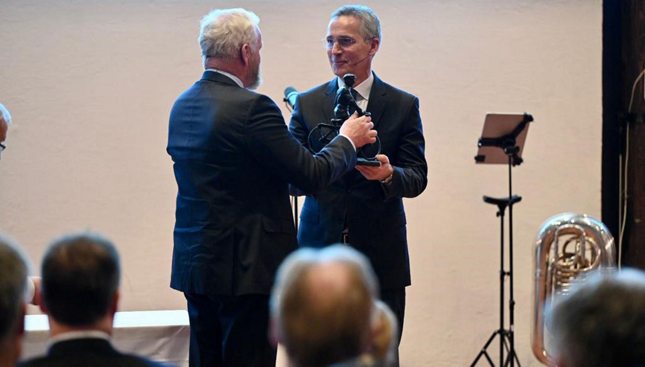 Le secrétaire général de l'OTAN reçoit le prix Sønsteby à Oslo | OTAN ...
