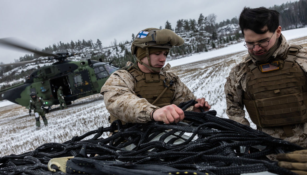 Des marines américains s’entraînent aux côtés de soldats finlandais de ...