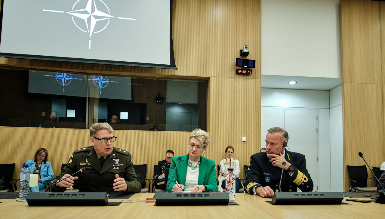 Le président du Comité militaire et le chef d'état-major adjoint ...