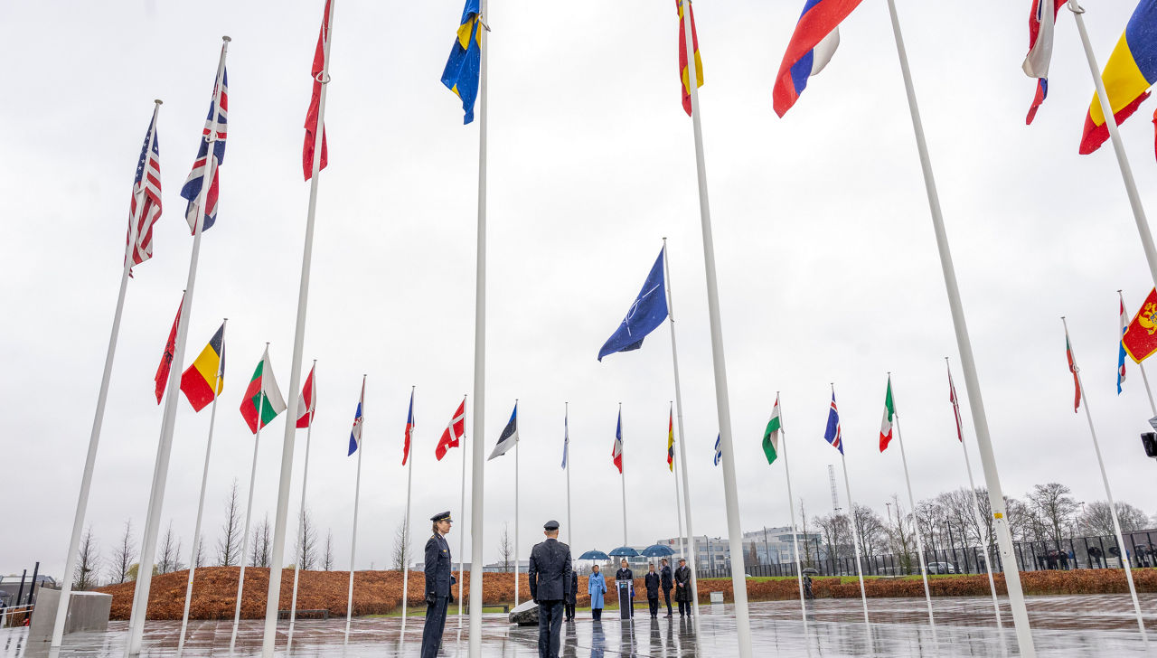 Levée des couleurs de la Suède au siège de l’OTAN | OTAN Nouvelles