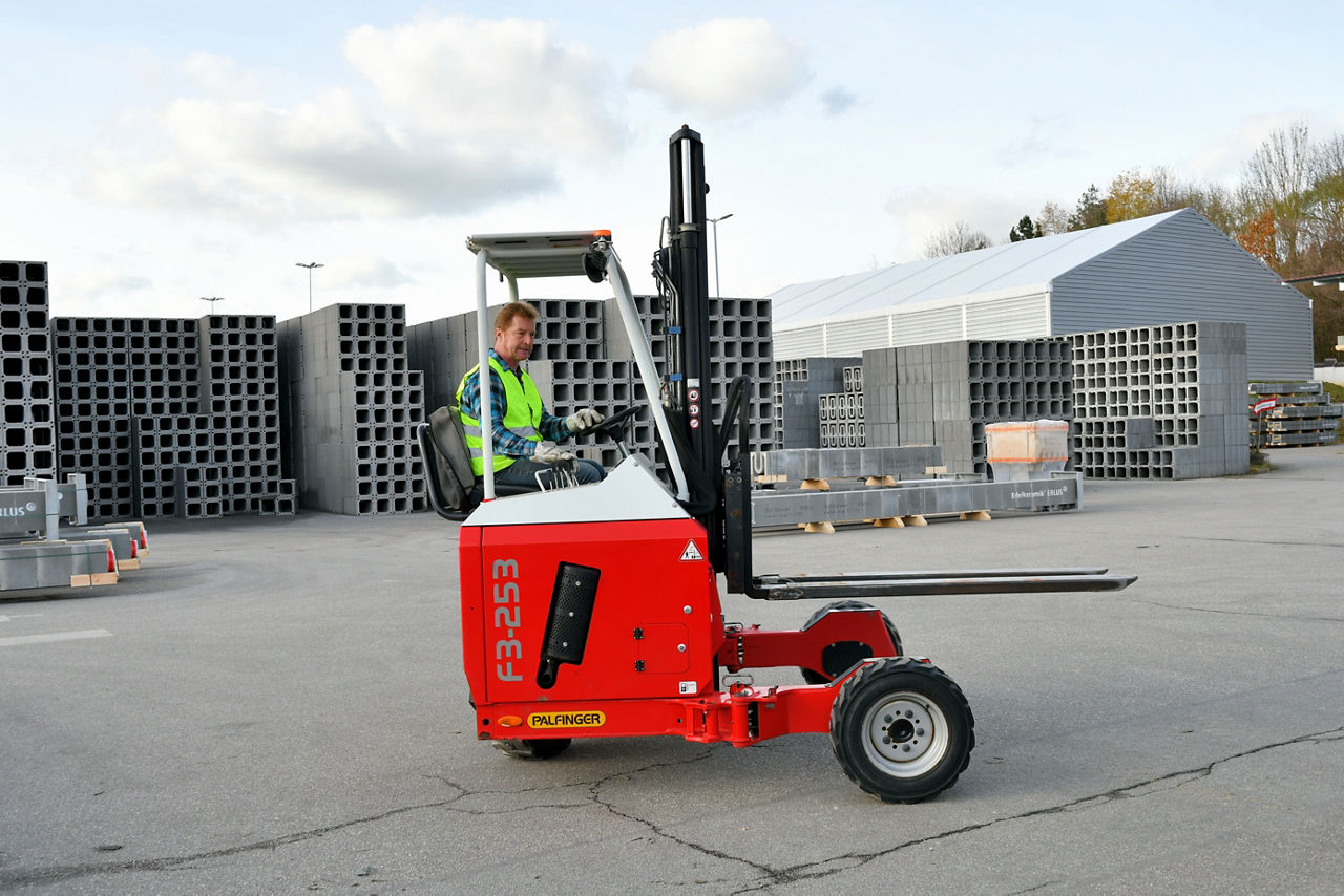 Flinker Helfer in der Baustoff-Logistik