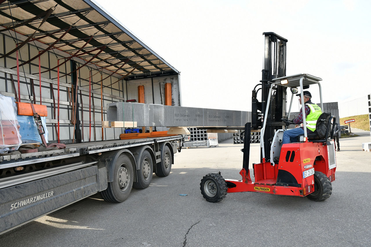 Flinker Helfer in der Baustoff-Logistik