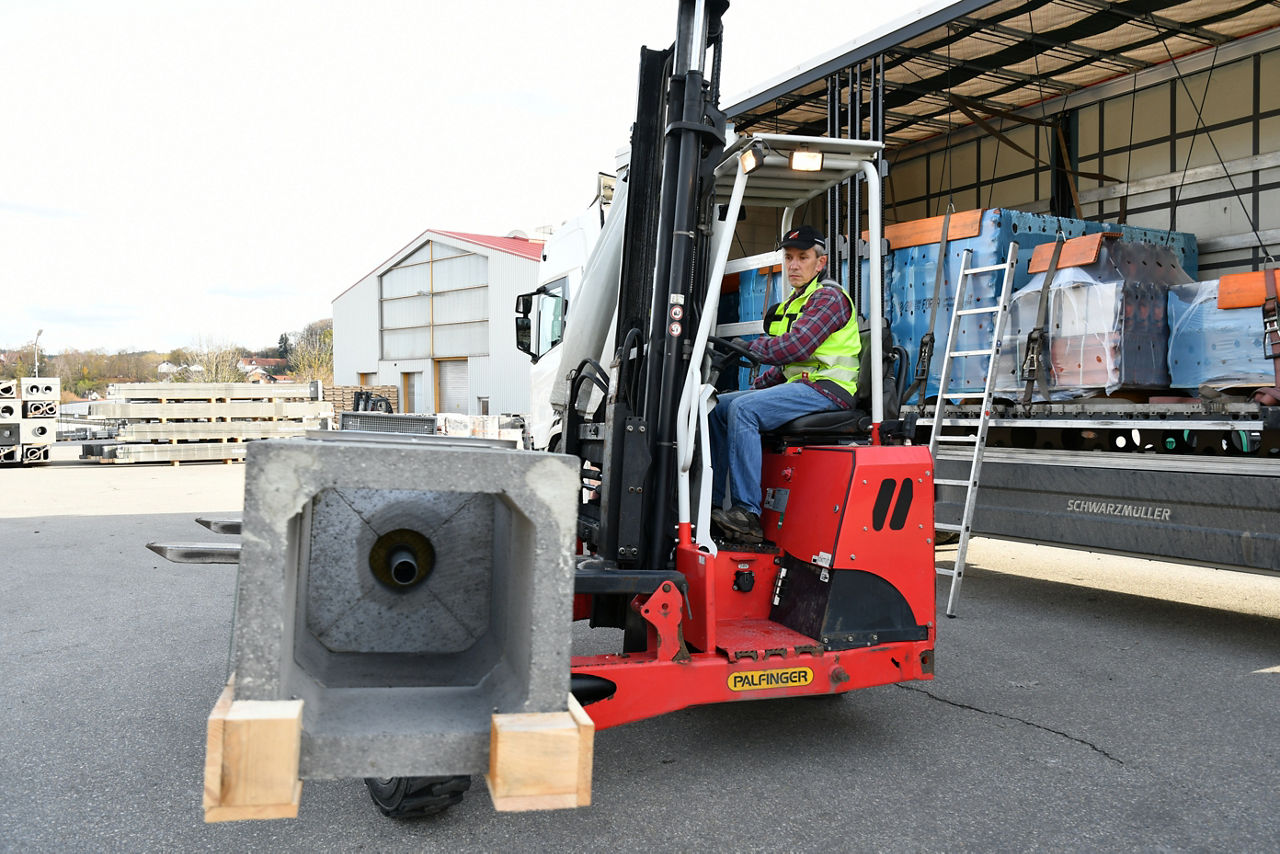 Flinker Helfer in der Baustoff-Logistik