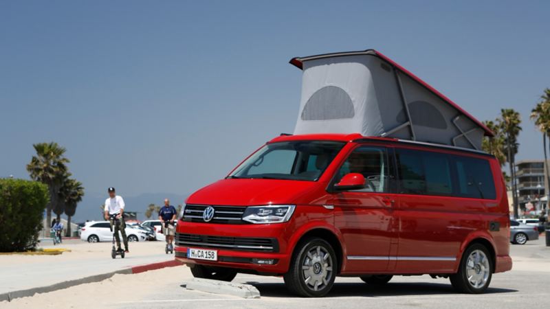 VW California 6.1 – Campingbil med två rum och kök | Volkswagen ...